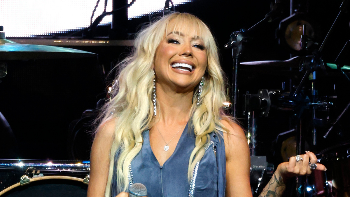 Watch RaeLynn sing with her daughter, 4, during adorable onstage moment