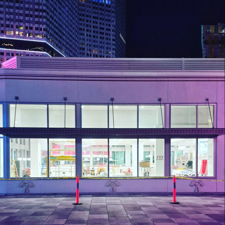 Absolutely colossal Vegas In-N-Out Burger opens on the strip today ...