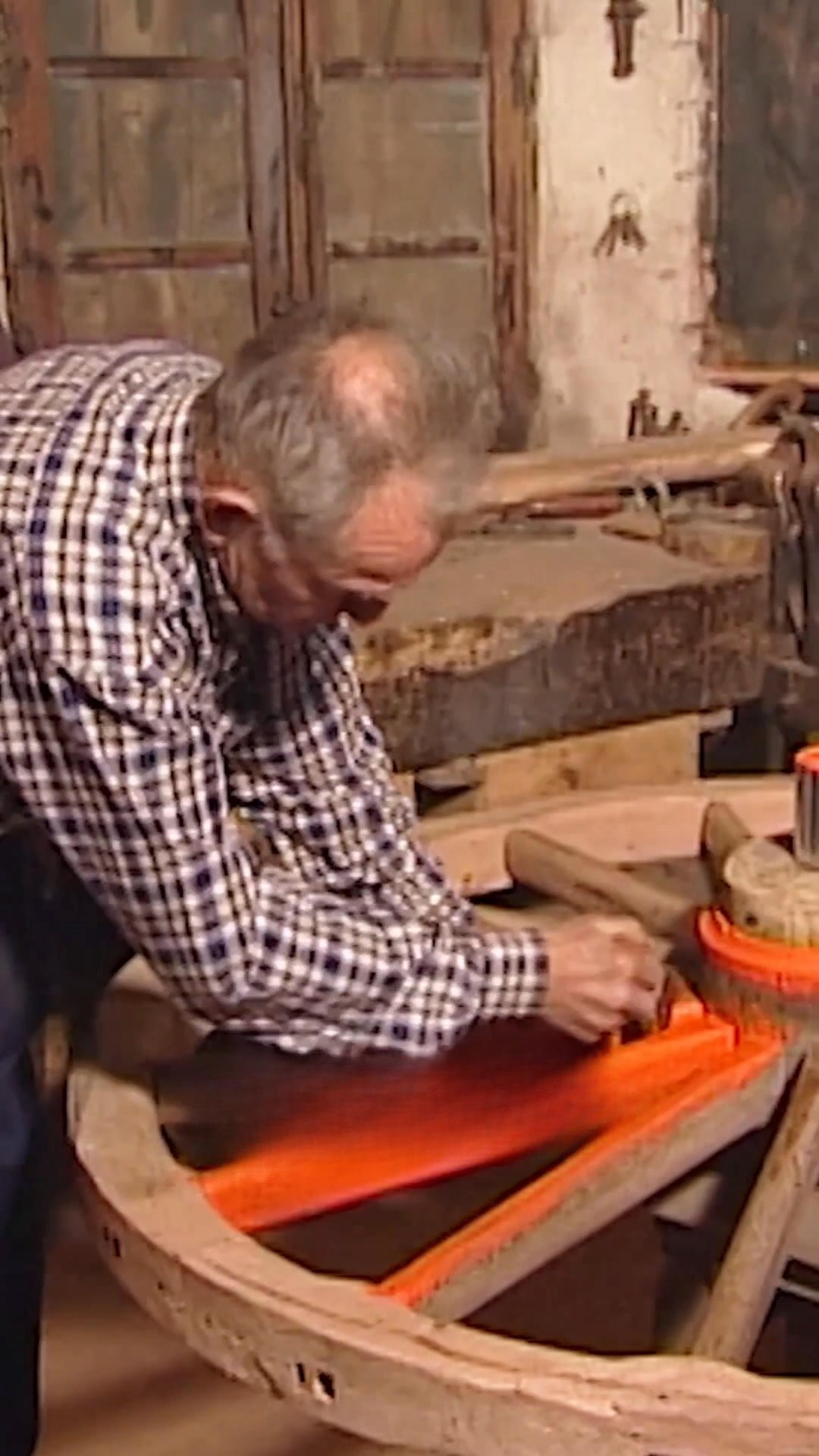 Ruedas de madera hechas por un maestro carretero