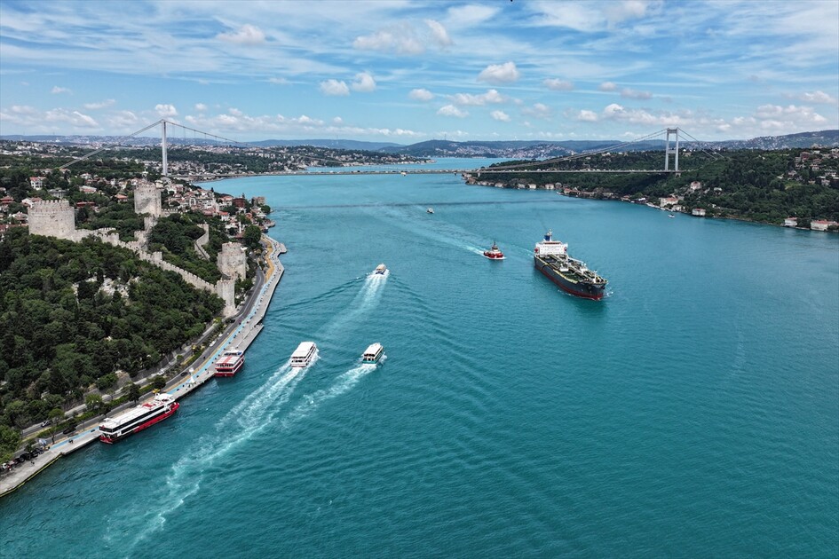 İstanbul Boğazı turkuaz renge büründü