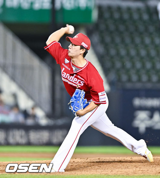 공 뿌리는 SSG 이건욱
