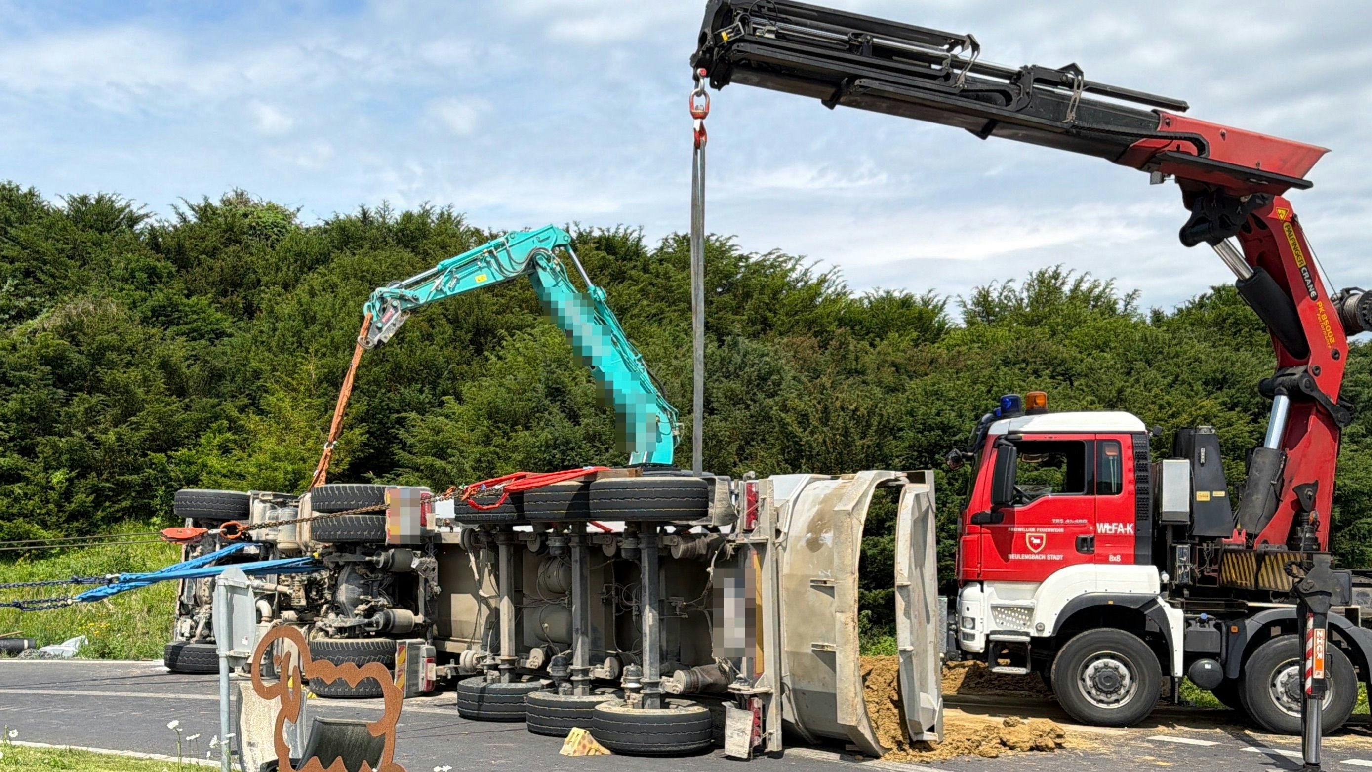 9. Juni 2026: Lkw kippt auf die Seite
