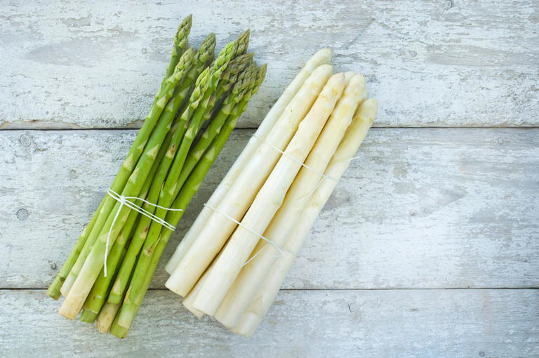 Spargel schälen: So bereitest du weißen und grünen Spargel richtig vor