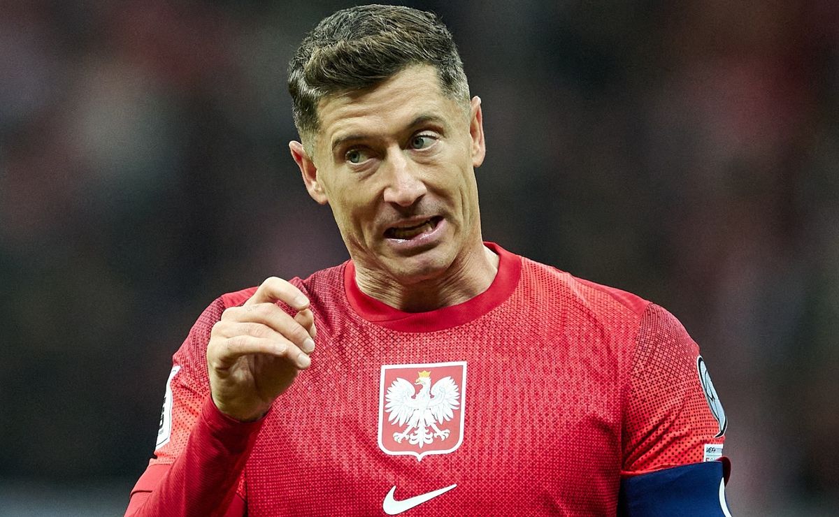 Why is Robert Lewandowski not playing at the 2026 World Cup?