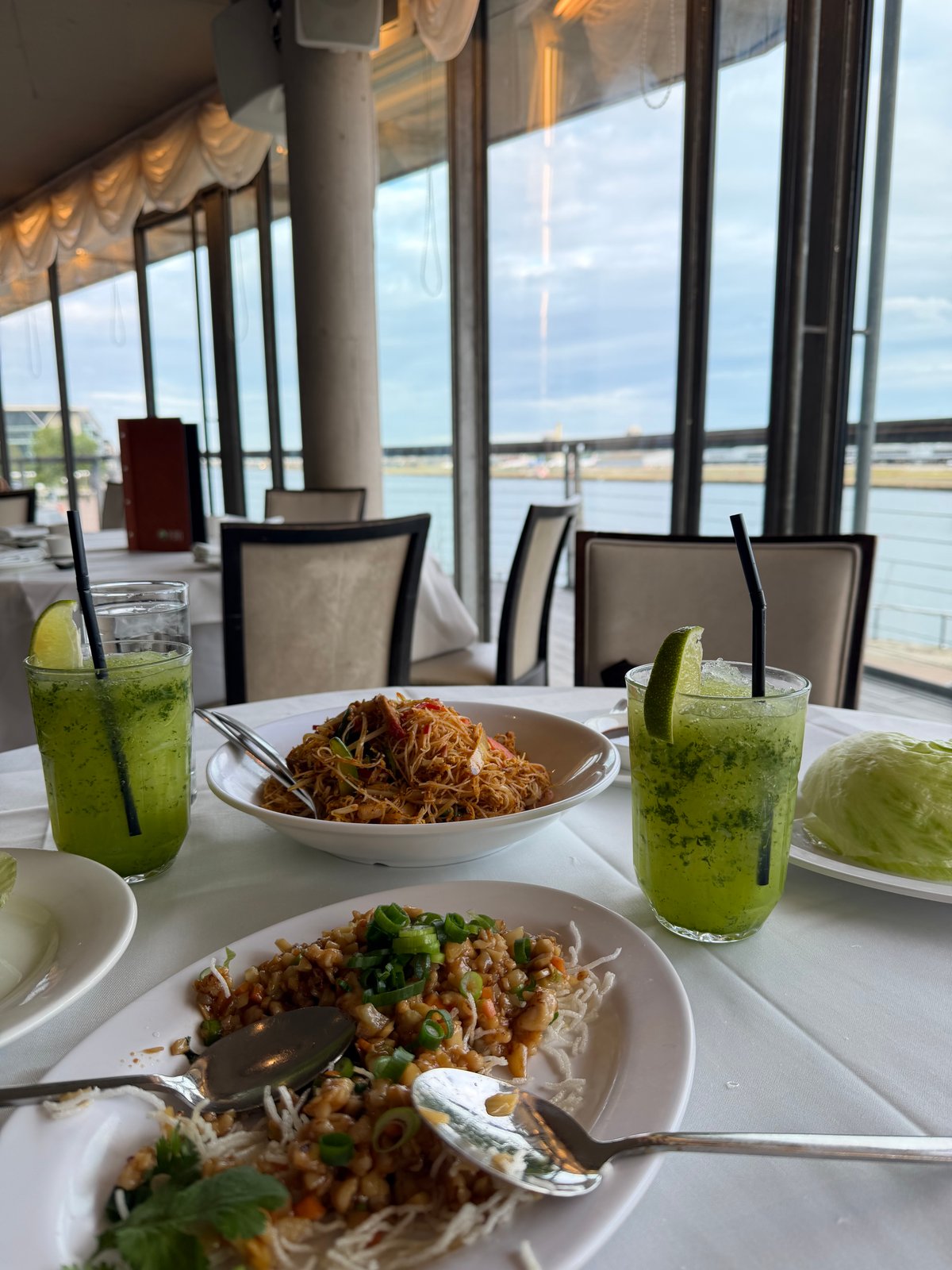 Yi-Ban, the Chinese restaurant that's a plane spotter's paradise