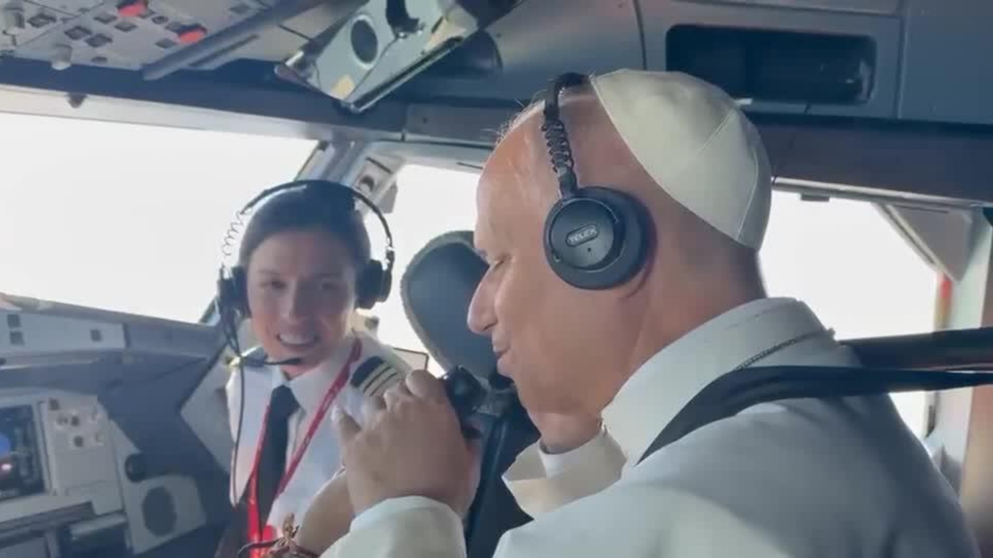 Il Papa in cabina di pilotaggio sull’aereo per Barcellona: il volo ...