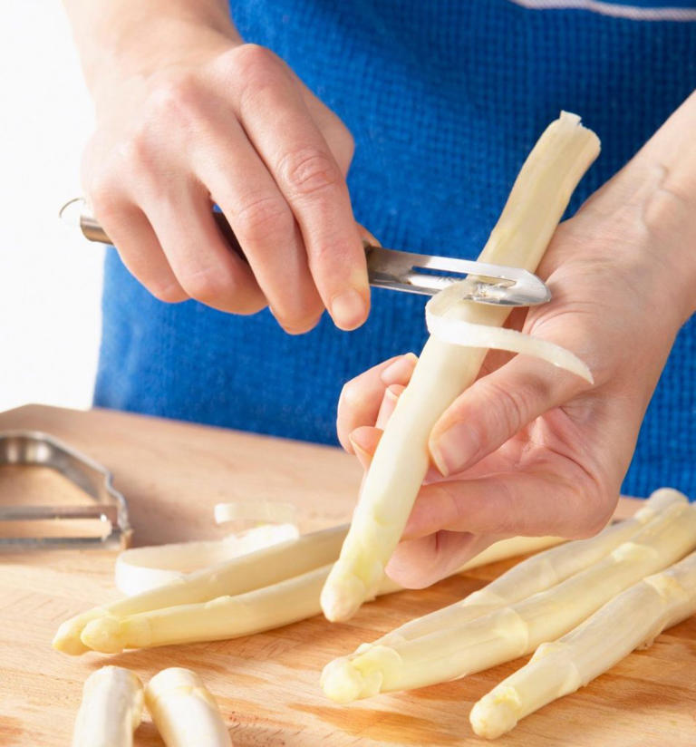Spargel schälen: So bereitest du weißen und grünen Spargel richtig vor
