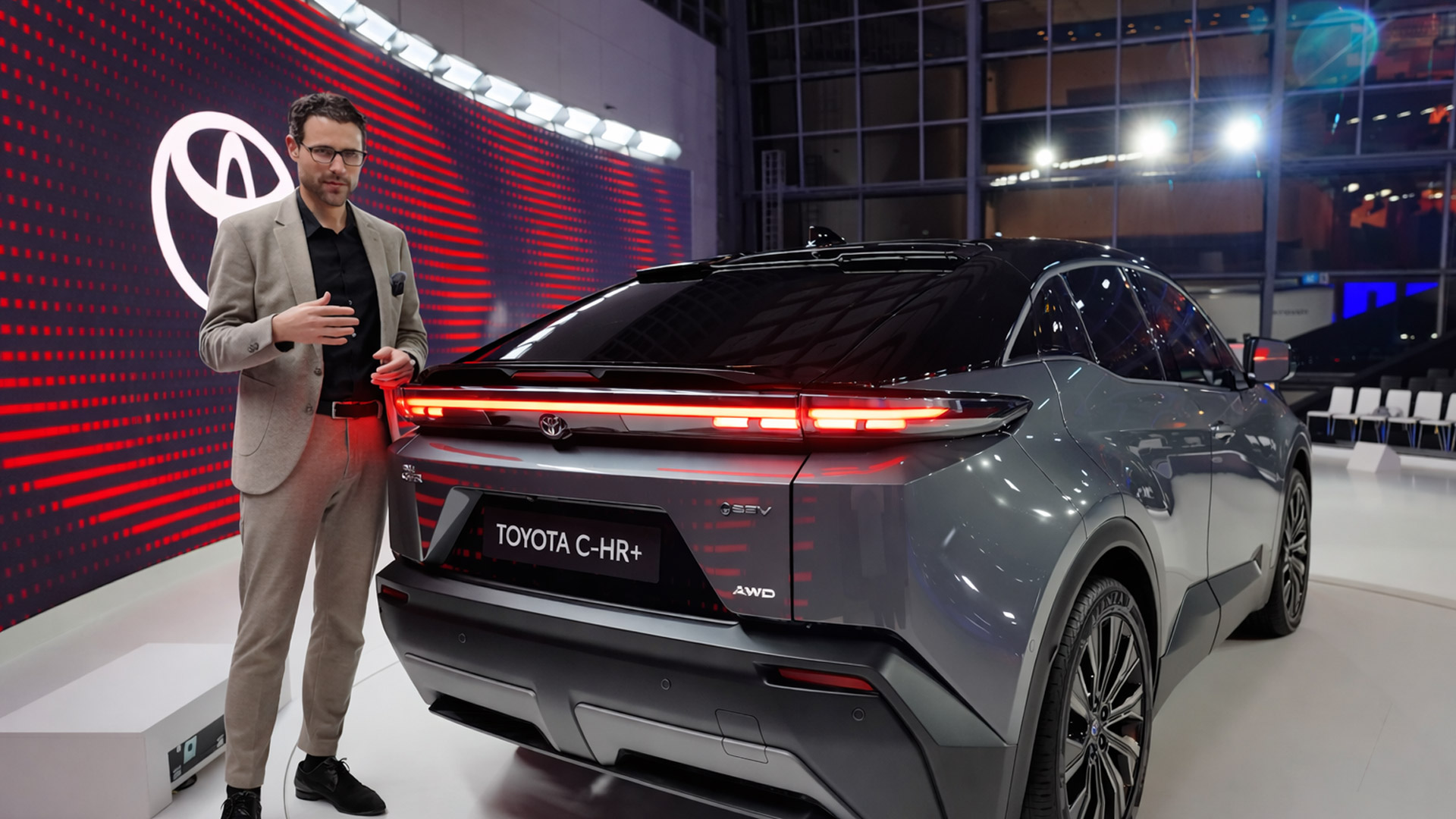 Mit futuristischem Stil kommt der Toyota C-HR+ als elektrifizierter SUV