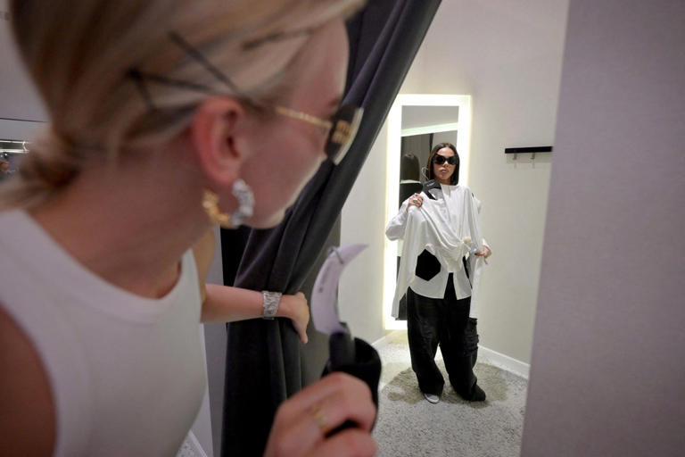 Popular women’s clothing brand closes US store fitting rooms