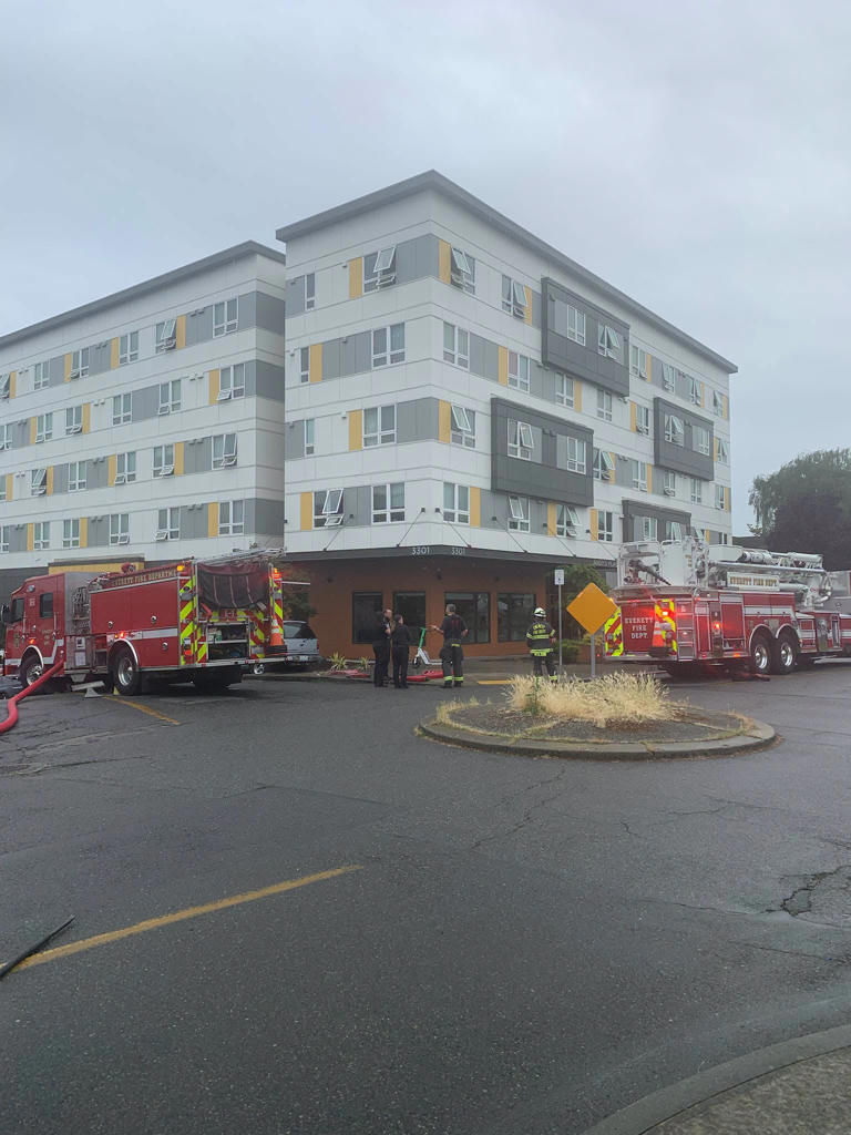 Man arrested after allegedly starting fire in Everett apartment complex