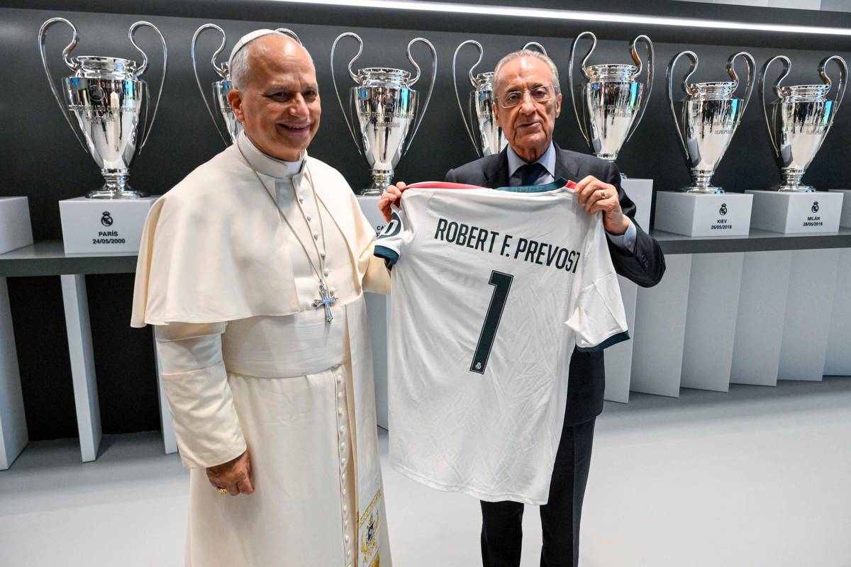 Papa Leão XIV recebe camisola do Real Madrid com nome de batismo