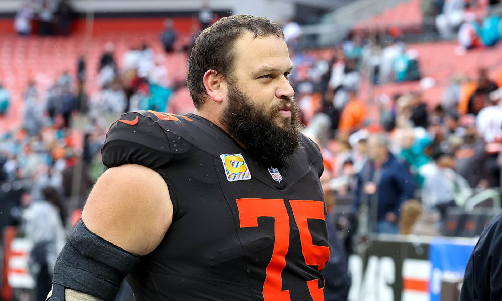 Legendary NFL guard rocks the Cleveland Browns by retiring just weeks ...