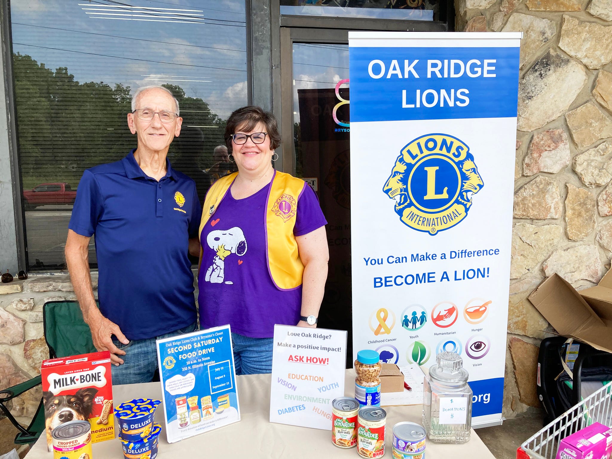 Oak Ridge Lions Club hosts food drive for pantry