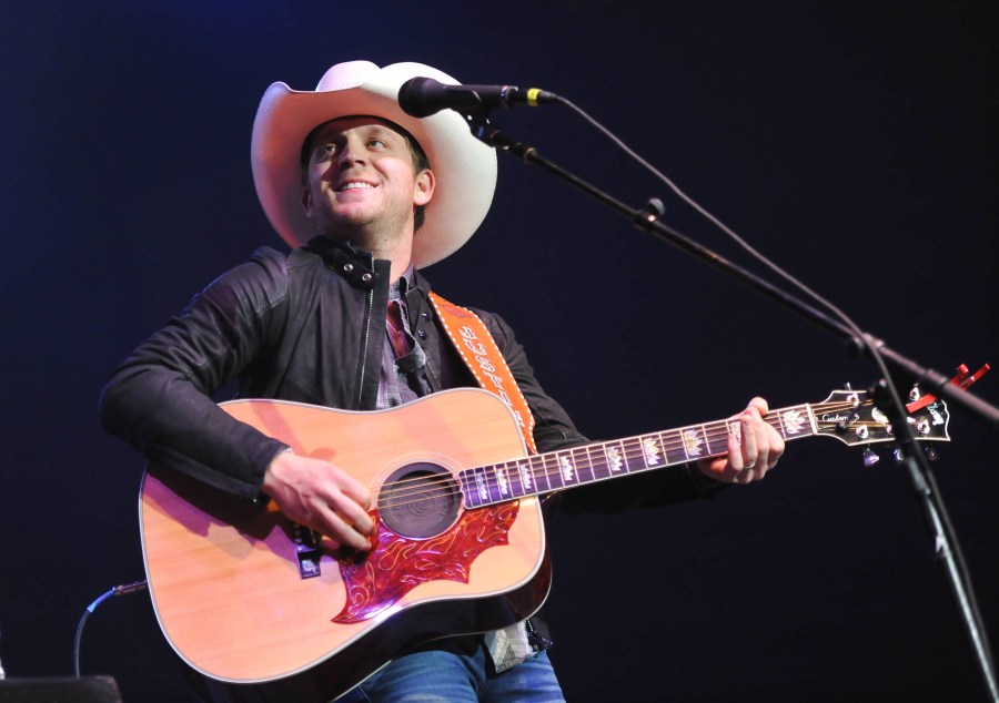 Arkansas country singer Justin Moore to step away from touring temporarily