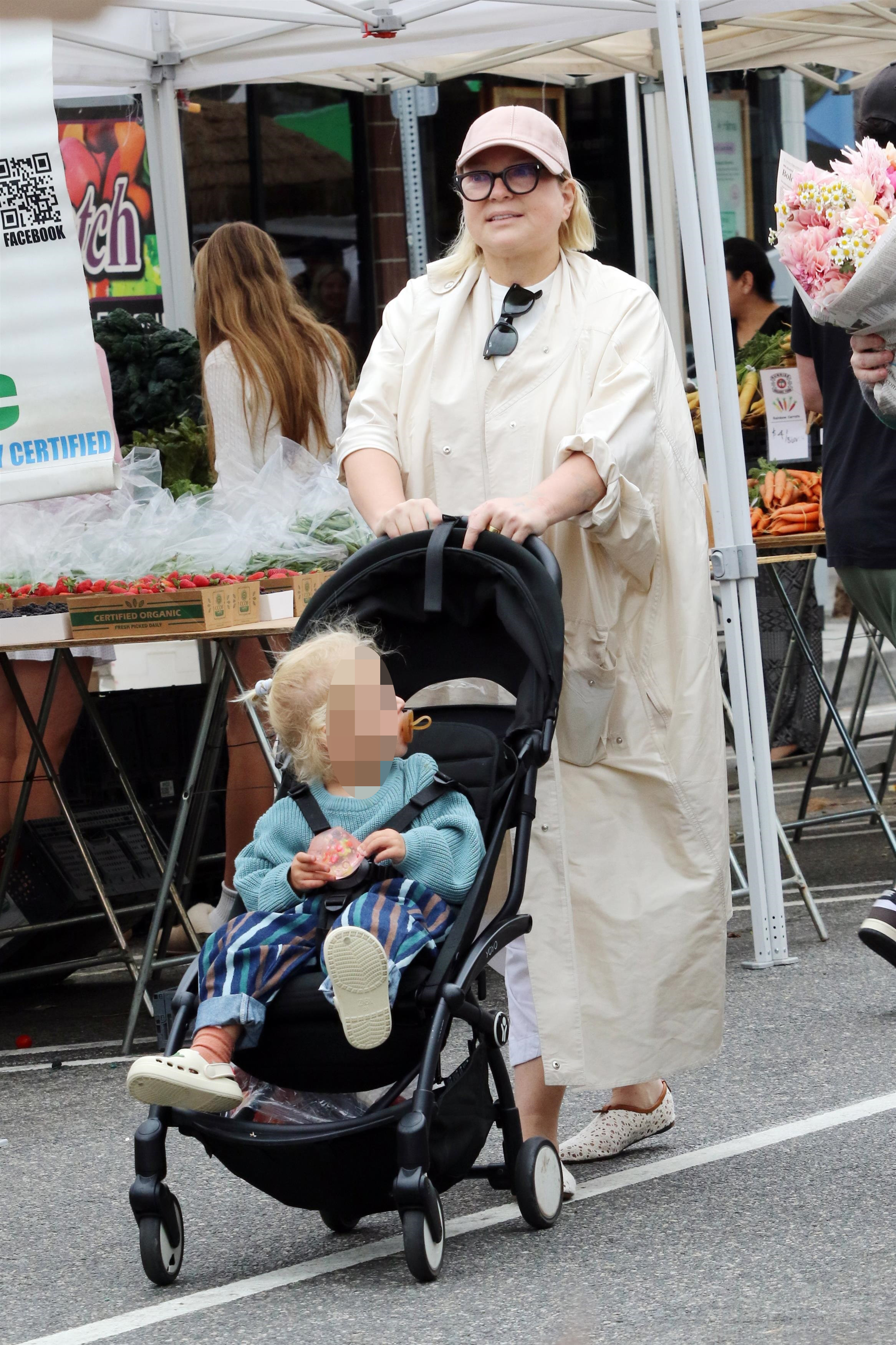 Sia ditches signature disguise for rare barefaced outing in LA