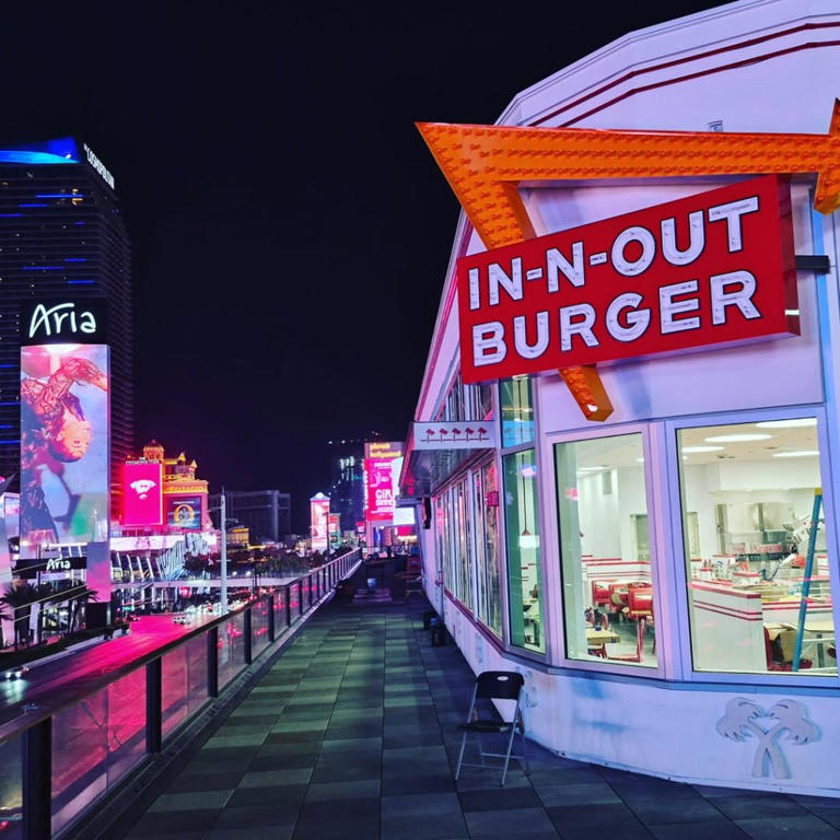 Absolutely colossal Vegas In-N-Out Burger opens on the strip today ...