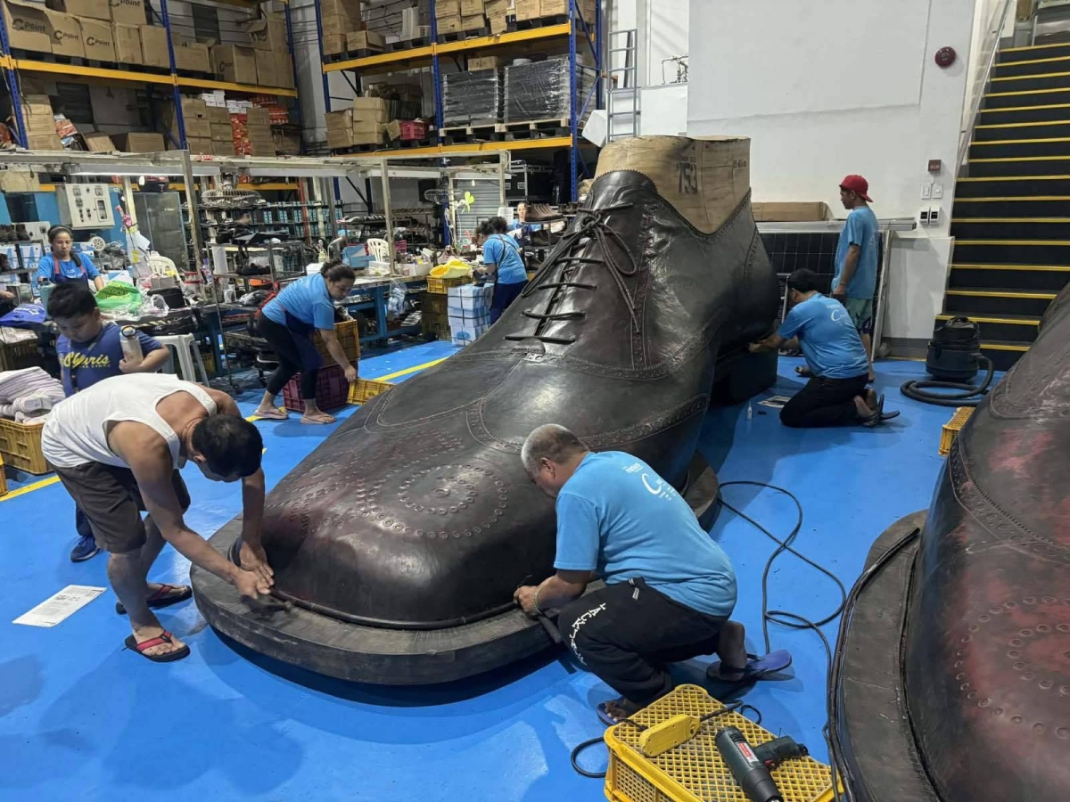 Marikina restores its iconic giant pair of shoes