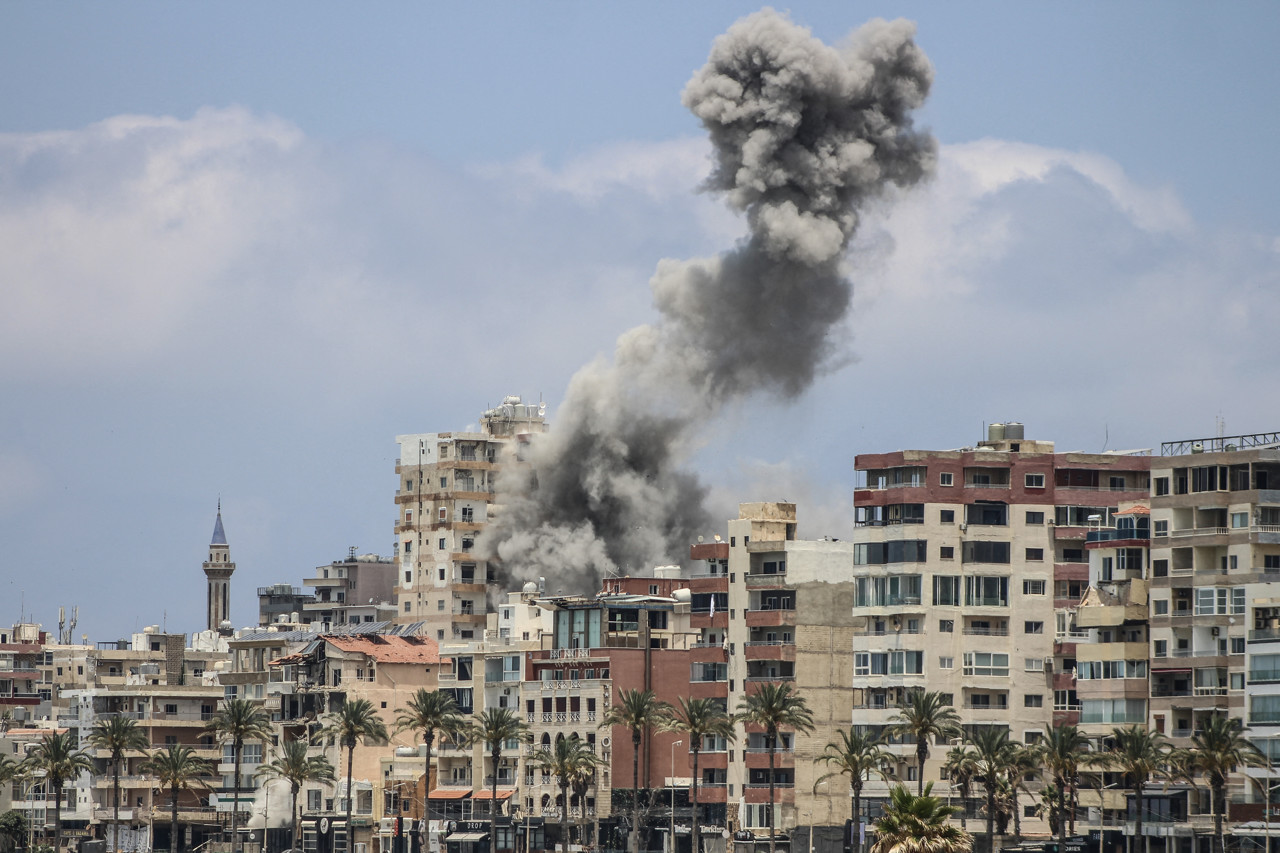 Israël bestookt Libanese stad Tyrus na waarschuwing: meerdere doden