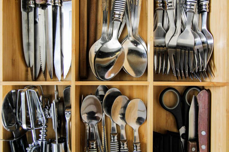 Cutlery will be sparkling again when soaked in 2 natural items — no ...