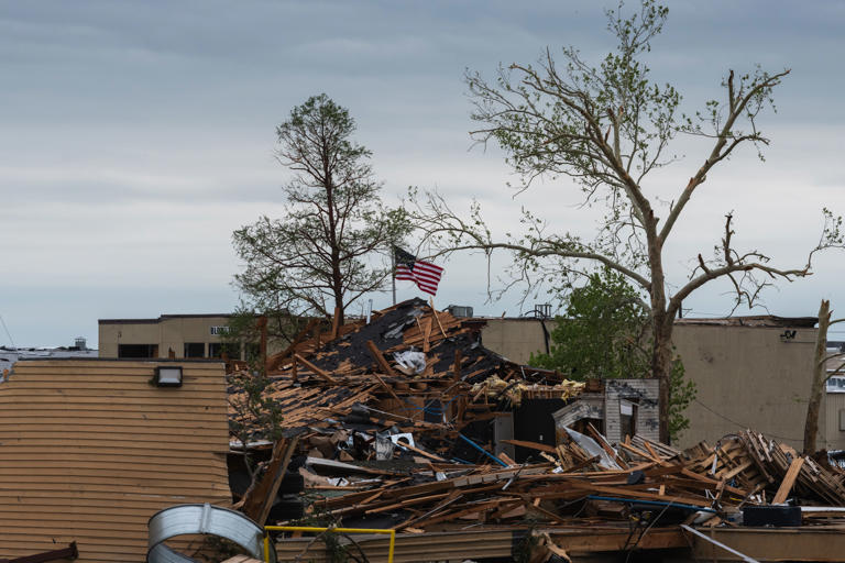 Meteorologist goes viral for continuing tornado report despite fire