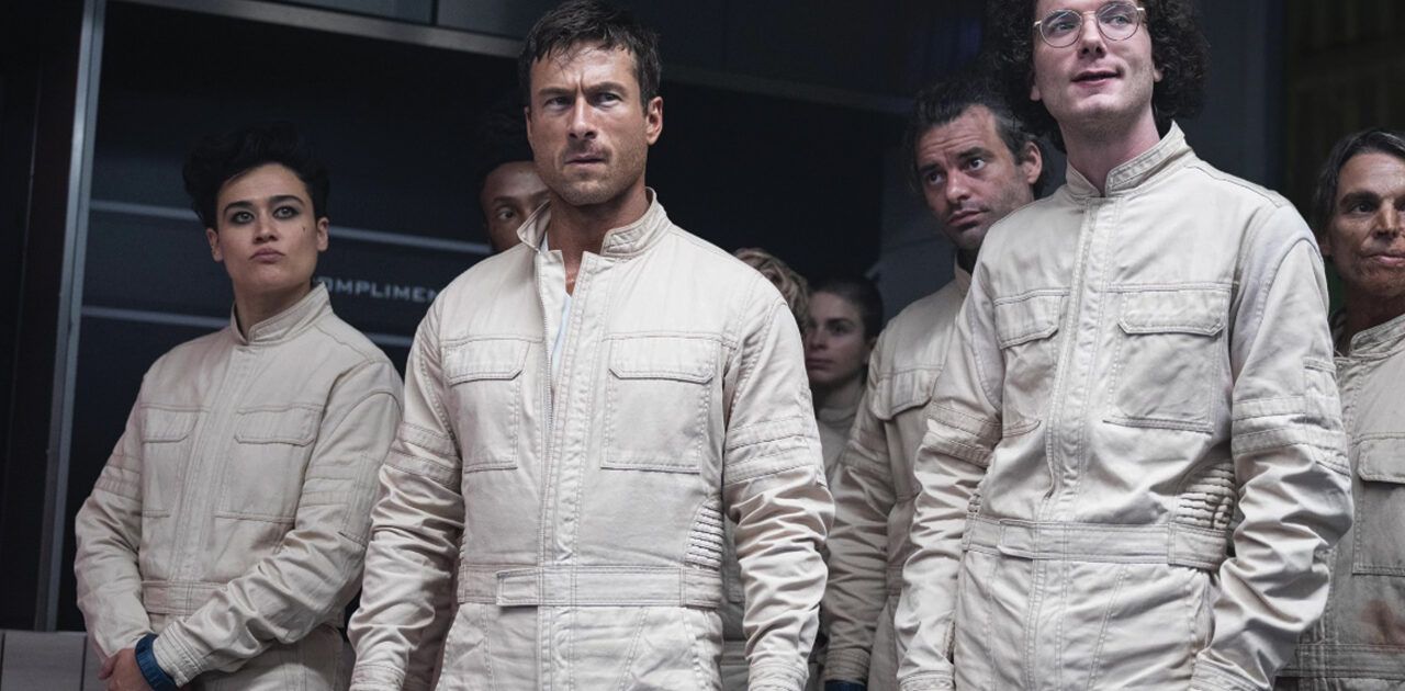 Action, denuncia, Glen Powell in tutina: il film da vedere stasera in ...