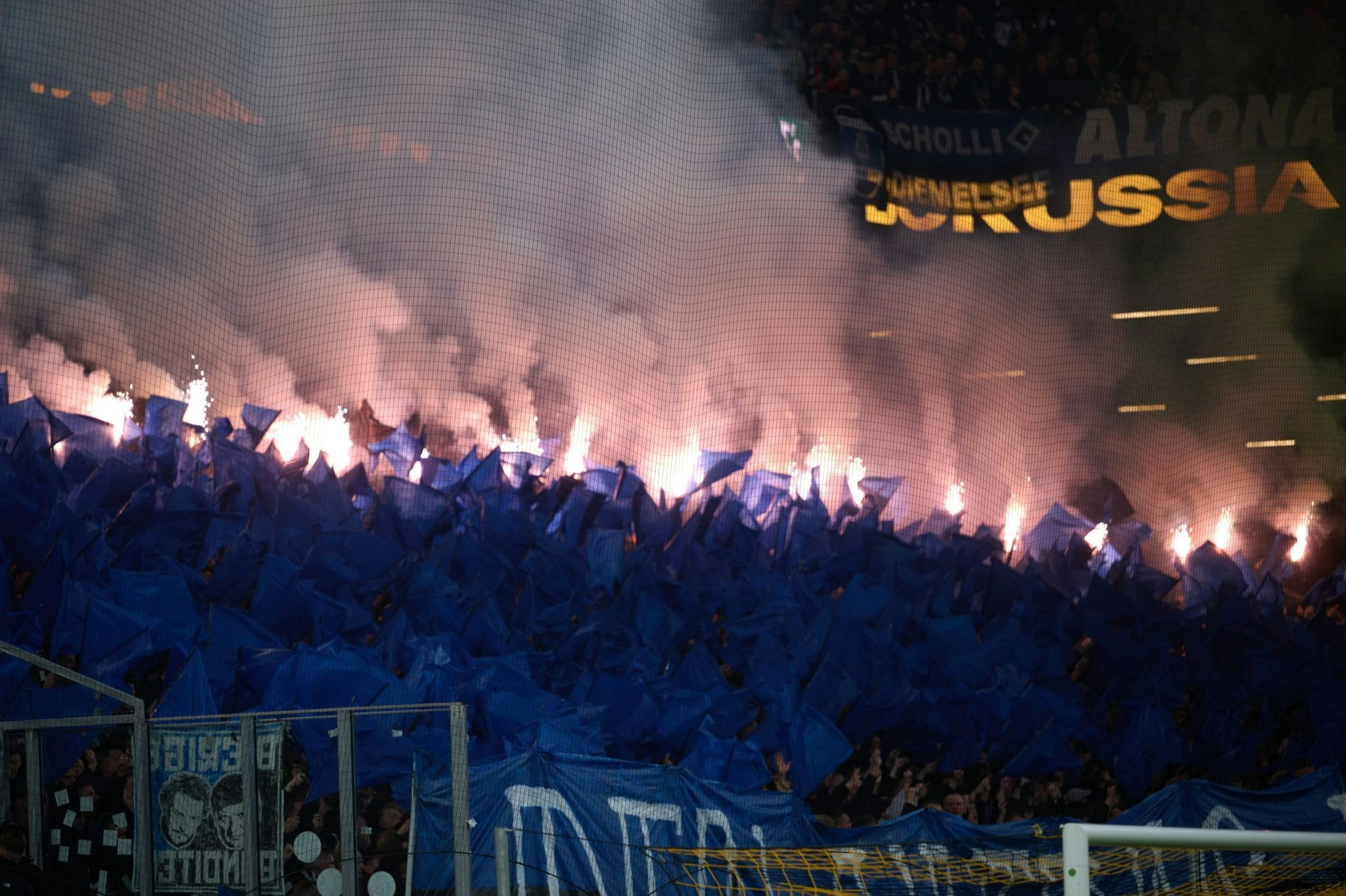 Teurer Pyro-Einsatz: DFB verurteilt den HSV zu einer Geldstrafe von 153 ...