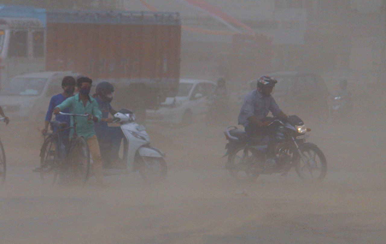 Dusty winds sweep Delhi-NCR; IMD warns of thunderstorms, hail with red ...