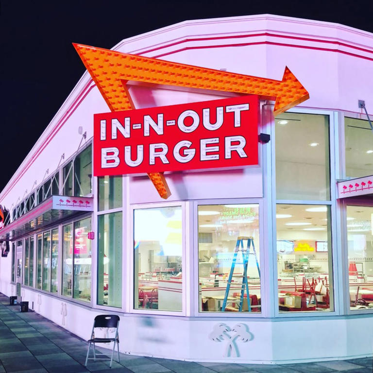 Absolutely colossal Vegas In-N-Out Burger opens on the strip today ...