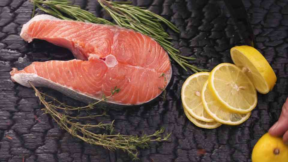 Let yourself in the world of fire cooking: Giant salmon cooked under a ...