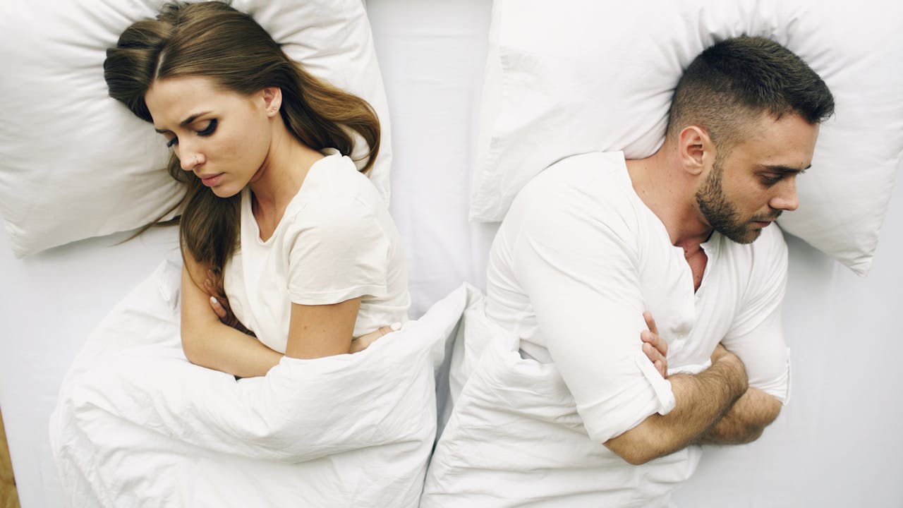 13 signs your relationship is running on the bare minimum