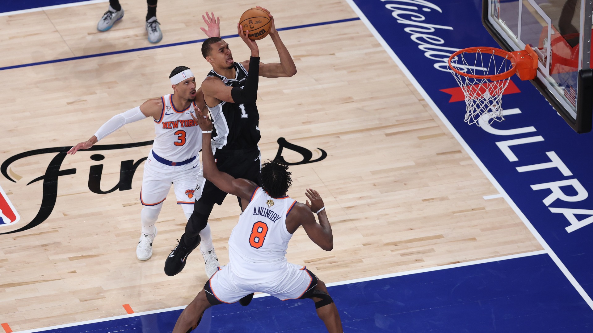 Spurs win at Madison Square Garden, trail Knicks 2-1