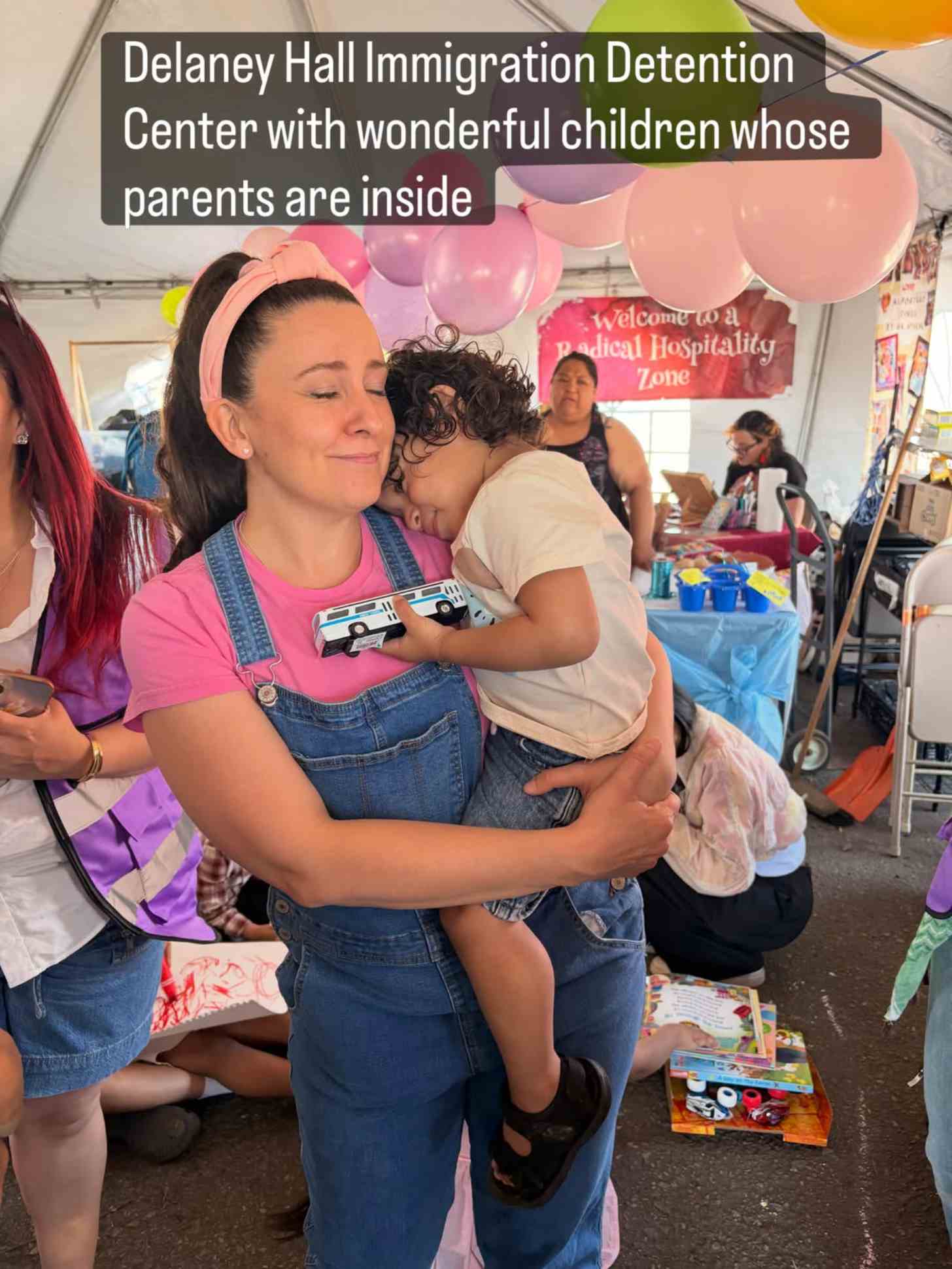 Ms. Rachel sings protest song with children of immigrants outside of ...