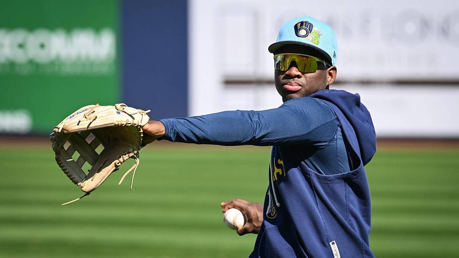 Brewers agree to seven-year contract extension with top outfield prospect