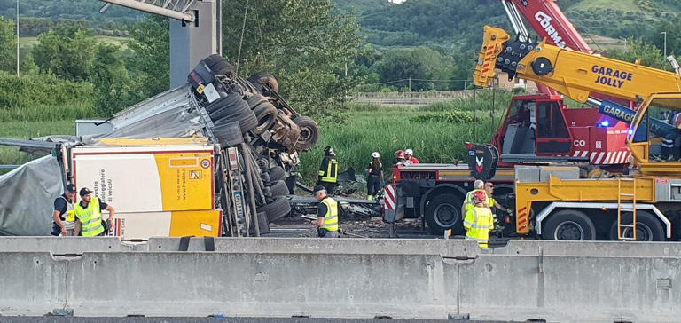 Camion carico di carta si ribalta in A14 tra Pesaro e Fano: morto il ...