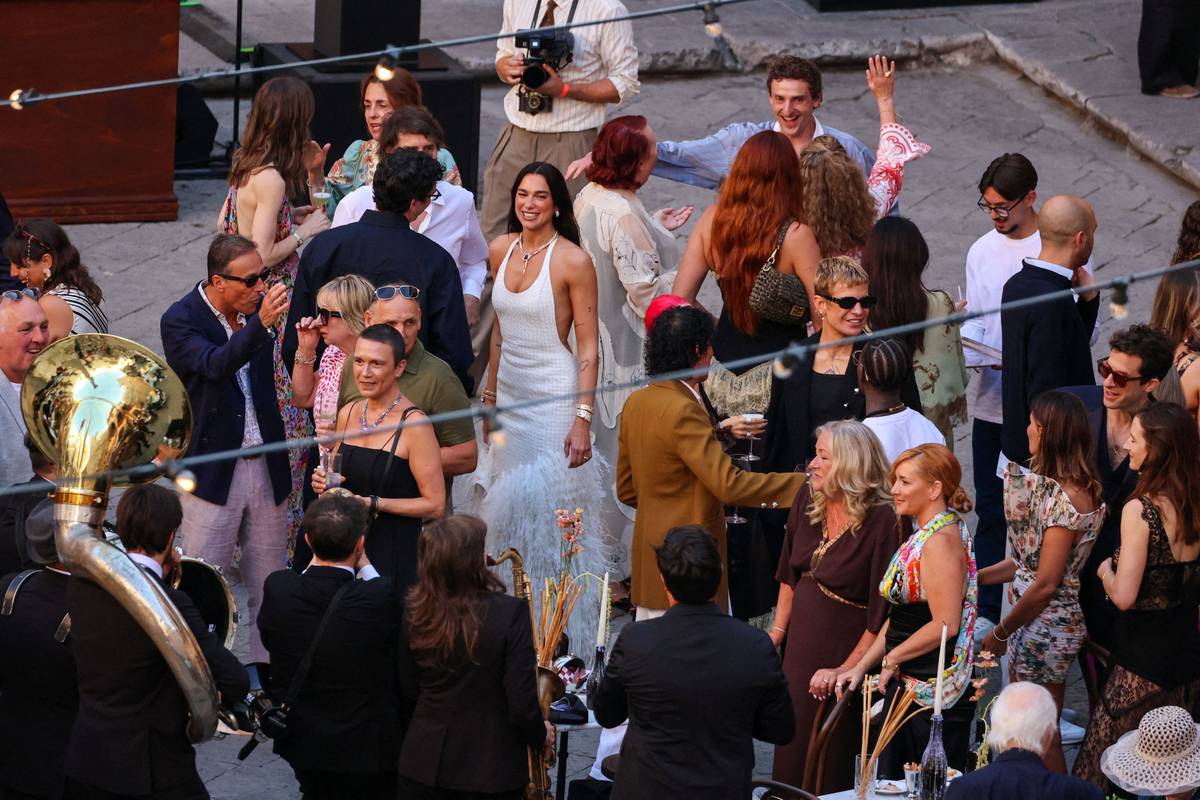 Dua Lipa e Callum Turner vistos como “personae non gratae”: casamento ...