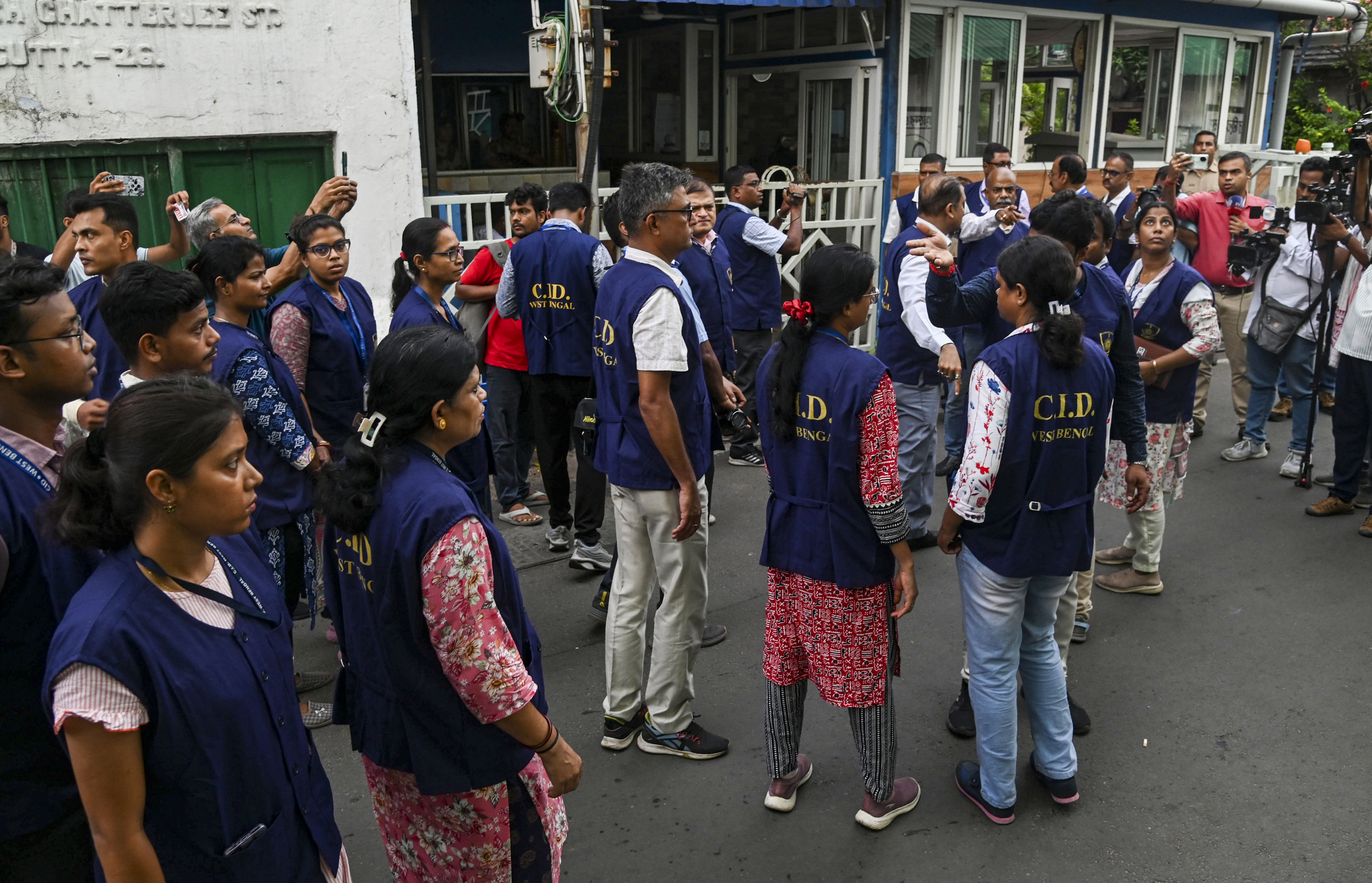 CID conducts dual raids at Mamata's Kalighat premises, Abhishek's ...