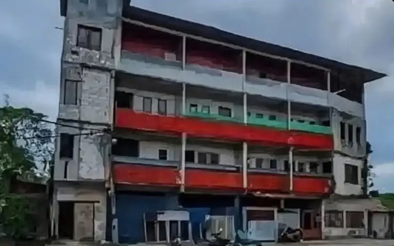 Illegal 4-storey flats in Hulu Langat being demolished by landowner