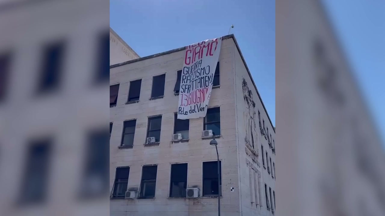 Bruciano manifesto con il volto di Salvini, la protesta degli studenti ...