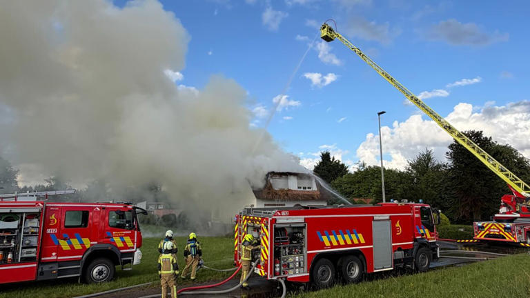 Brand na blikseminslag in huis in Brecht, rookpluim van ver te zien