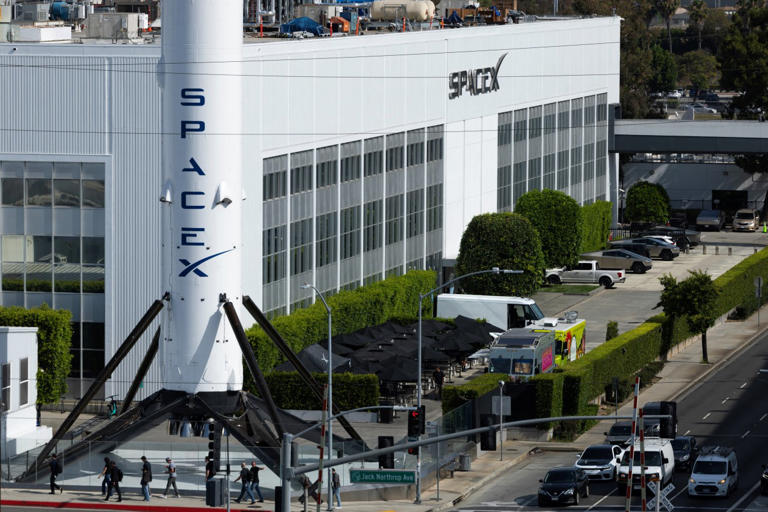 SpaceX employees get a crash course in how the rich handle money