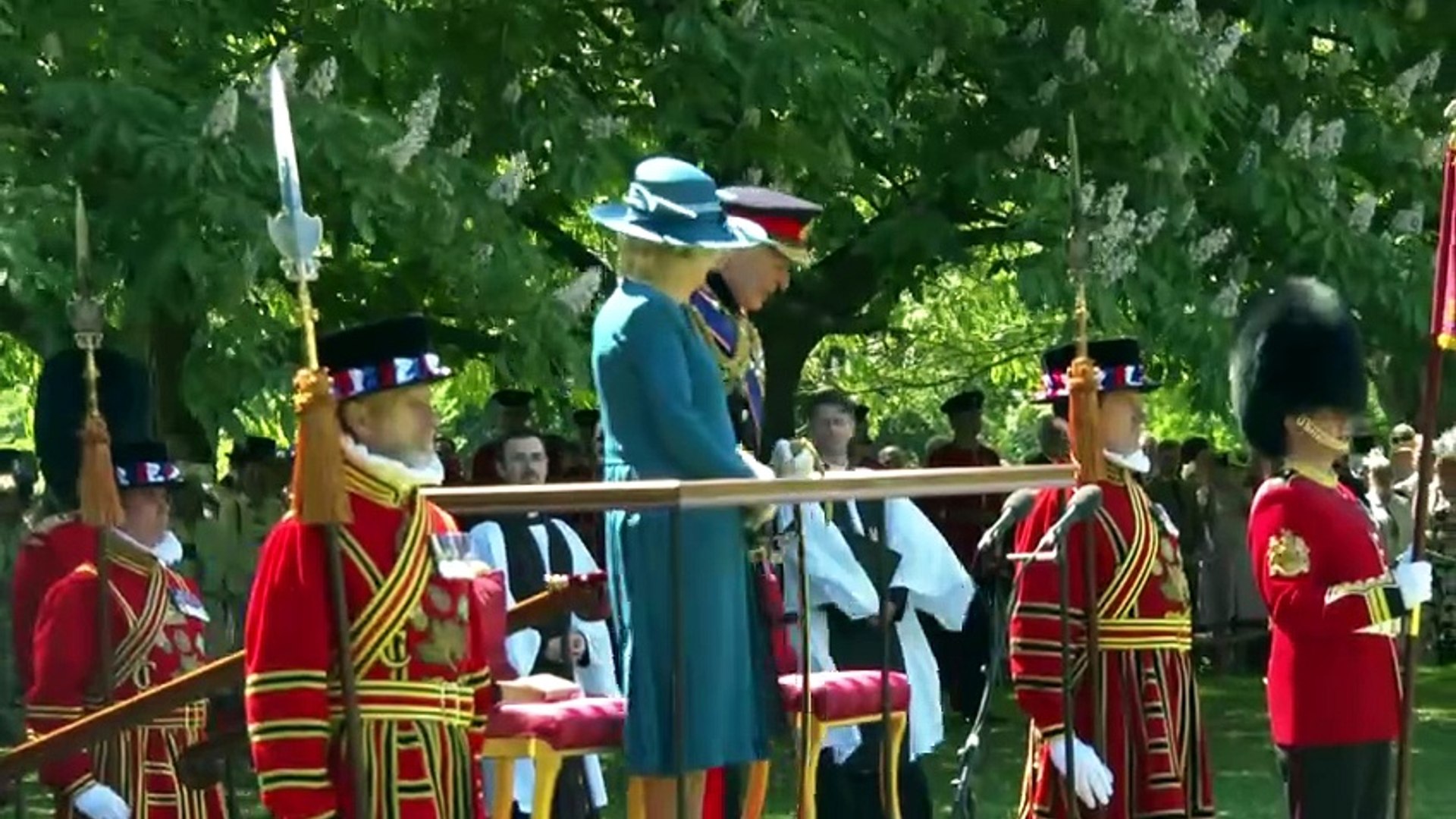 King presents new colours to Grenadier Guards