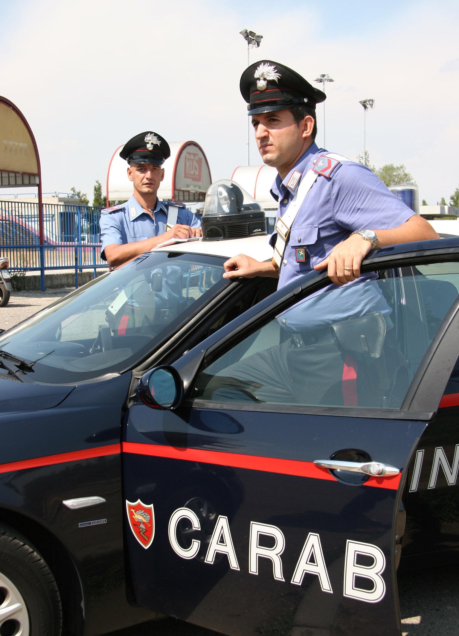Trovato morto sui sedili posteriori di una Chevrolet nera: giallo a Rozzano