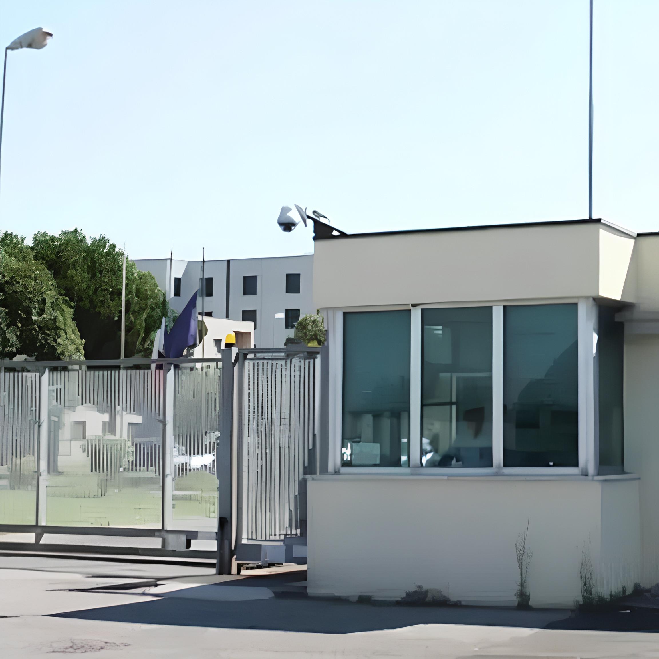 Rivolta nel carcere di Cremona: detenuti incendiano una sezione ...