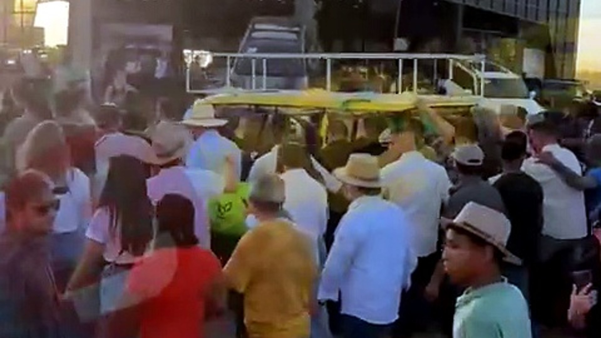 Vídeo mostra Flávio Bolsonaro andando de carrinho, enquanto ...