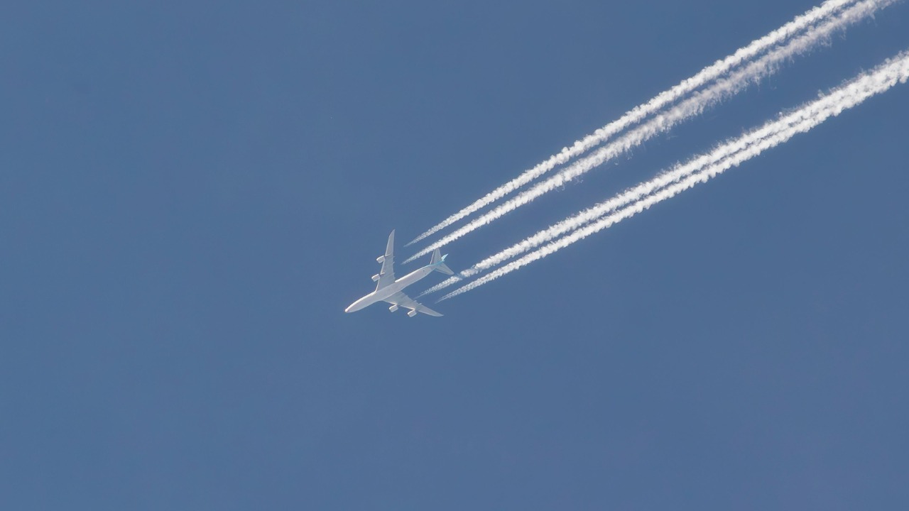 A cruising jet flies through air a quarter as dense as at sea level