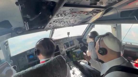Il Papa nella cabina di pilotaggio in volo verso Barcellona, il saluto ...