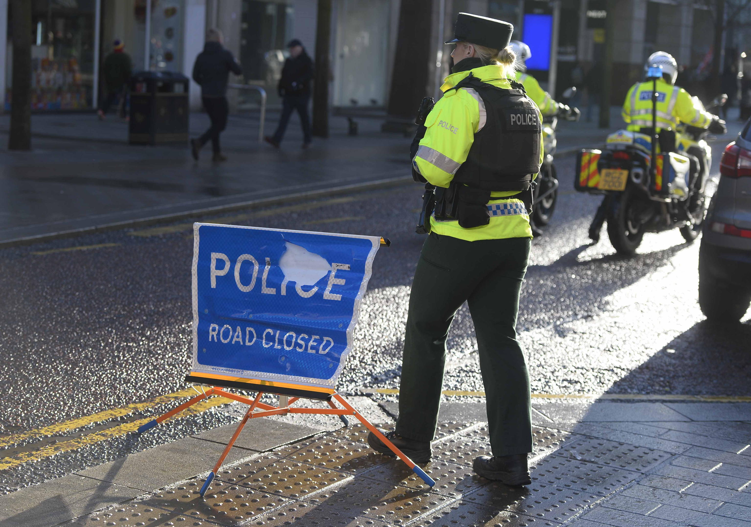 A Belfast veicoli in fiamme e strade bloccate da manifestanti