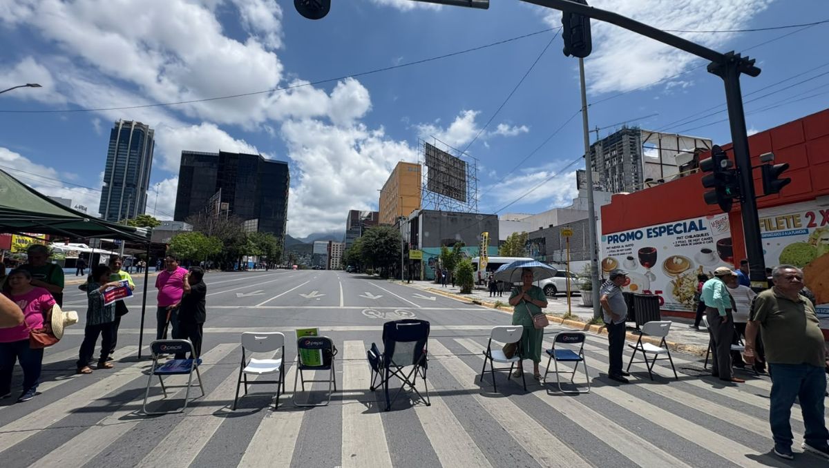 Maestros jubilados del SNTE bloquean calles del centro de Monterrey por ...