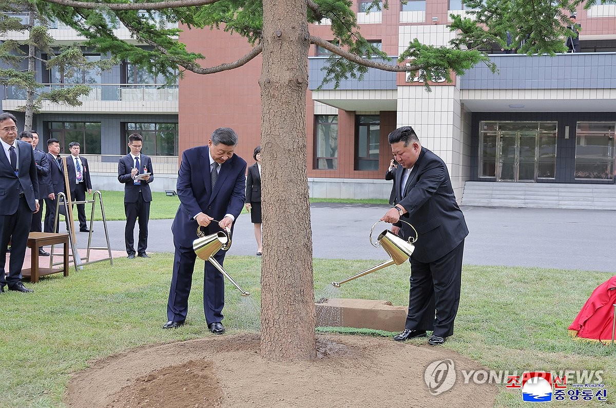 Xi visits N Korea's ruling party's political school in Pyongyang