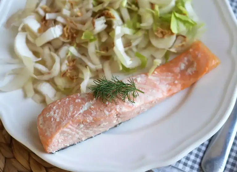 How to cook a salmon fillet in a pan?